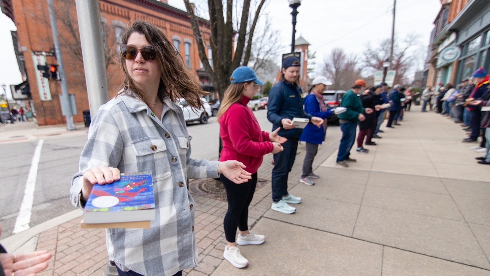 Bookstore owner speaks out after 'book brigade' of 300 goes viral - ABC ...