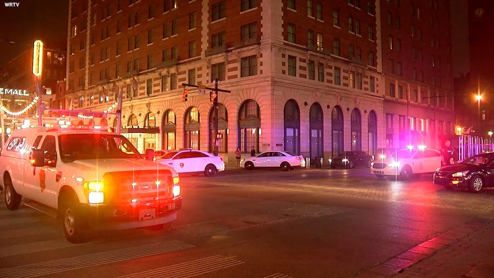 Video 7 youths injured after shooting in downtown Indianapolis: Police ...