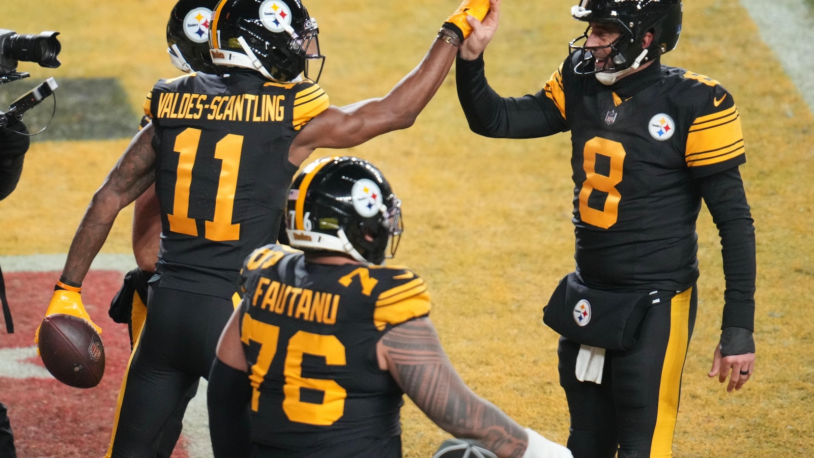 Aaron Rodgers and Steelers freeze out Dolphins, stay atop AFC North ...