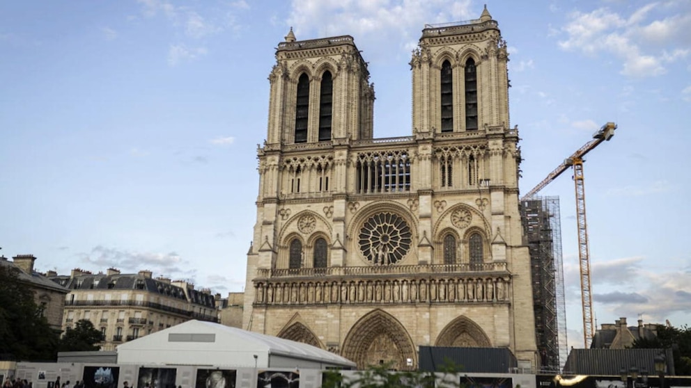 Video American Carpenters Help Rebuild Notre Dame Cathedral Abc News