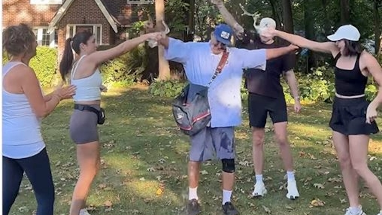 Neighborhood celebrates mailman on last day of work before retiring ...