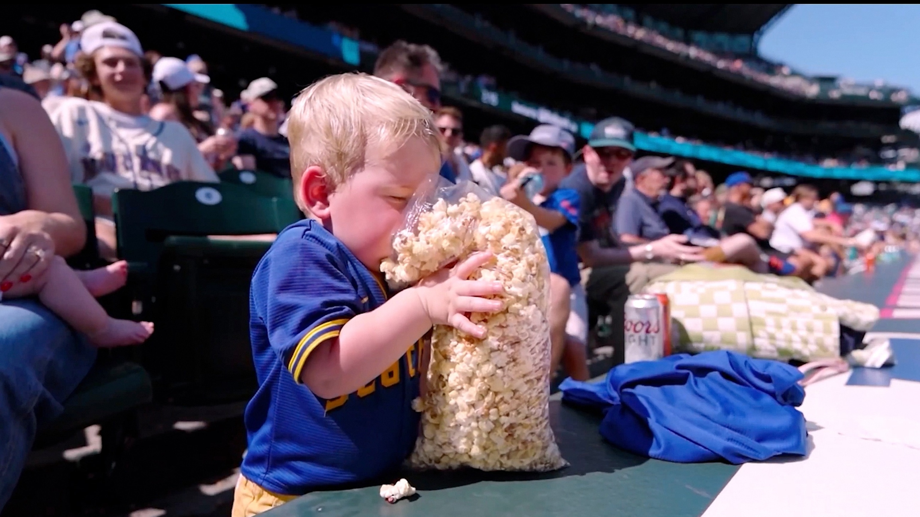 This toddler stole the show as Mariners power hitter breaks new record ...