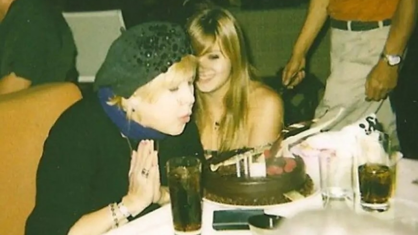 Billie Lourd says mom Carrie Fisher couldn't 'escape her addiction ...