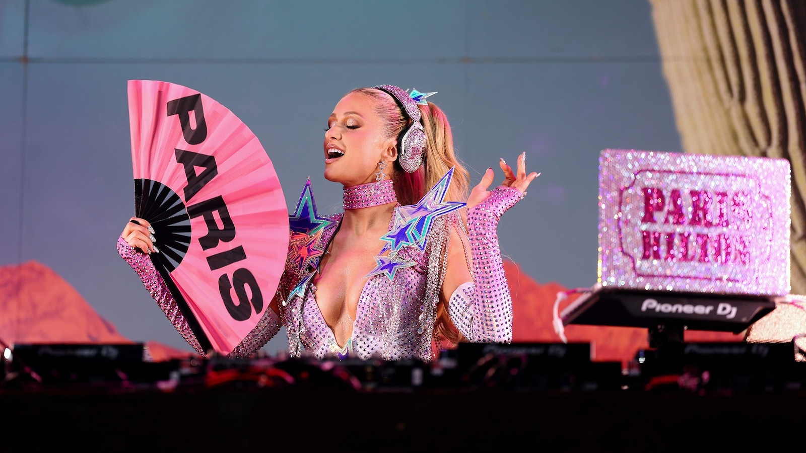 Paris Hilton stuns Stagecoach 2025 crowd with DJ set and Lizzo cameo ...