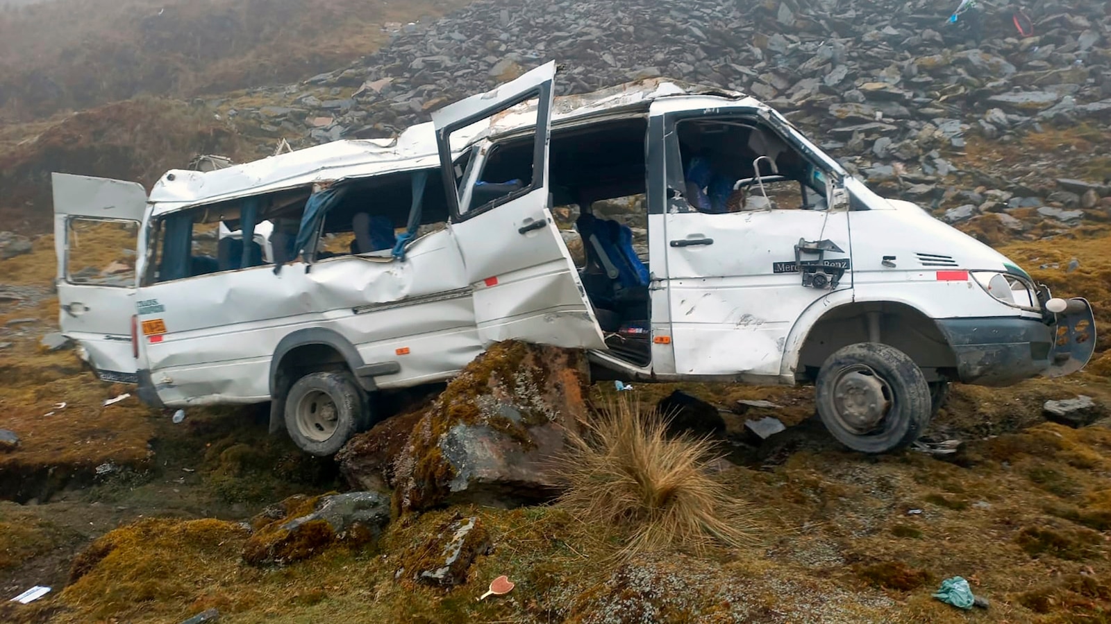 Tourist minibus plunges off cliff in Peru killing 4, injuring 16 others ...
