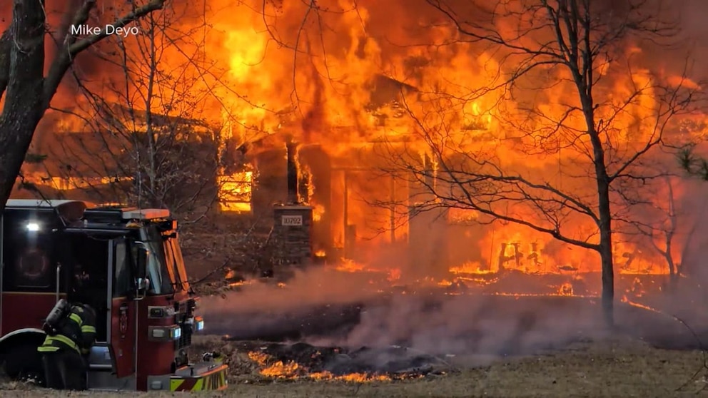 Video Plane crashes into a Brooklyn Park home in Minnesota - ABC News