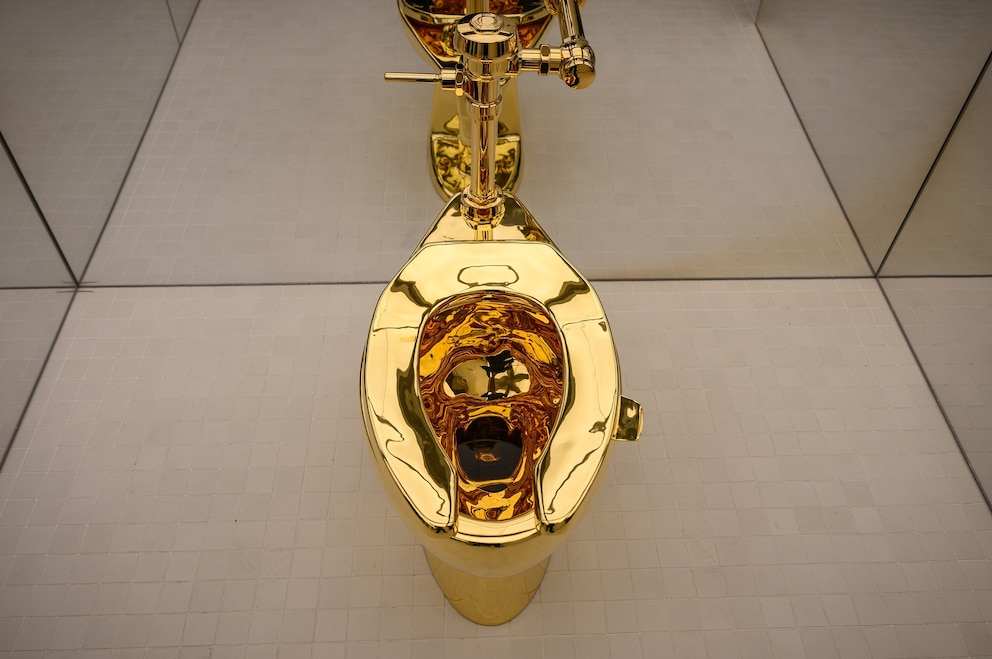 Solid gold toilet named 'America' sells at auction for $12M - Good ...