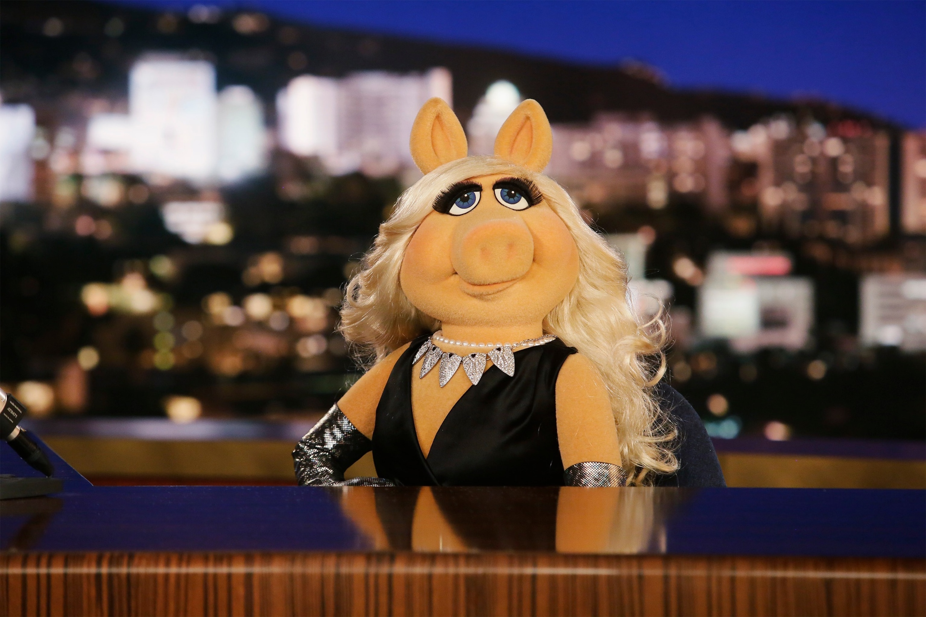 Jennifer Lawrence, Emma Stone developing Miss Piggy film written by ...