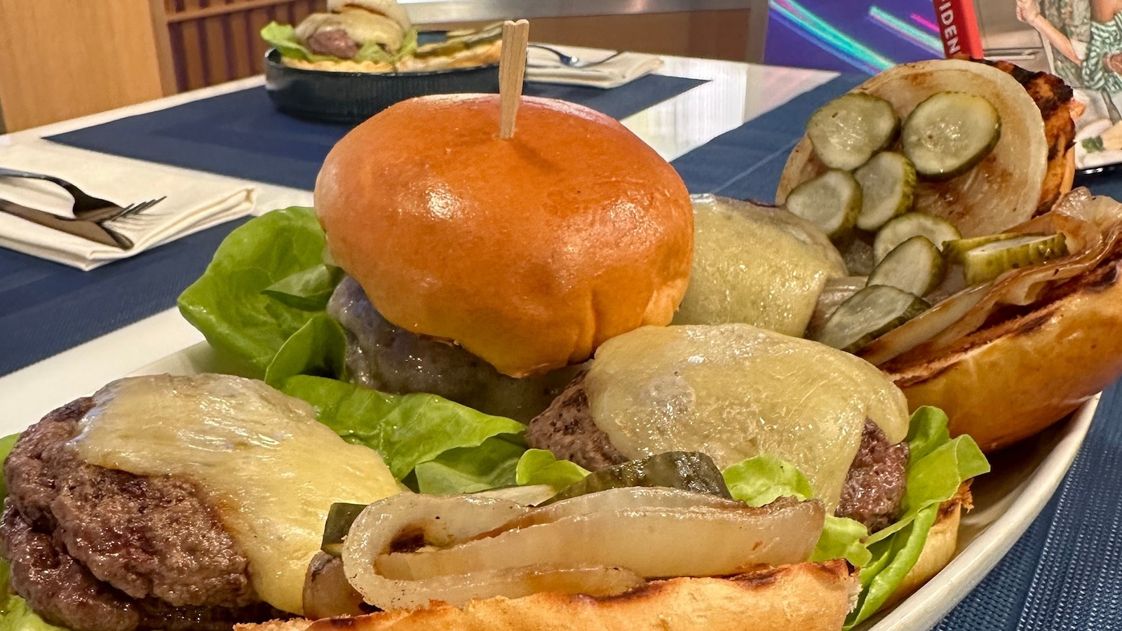 Learn to make Tamron Hall and Lish Steiling's Triple B burger - ABC News
