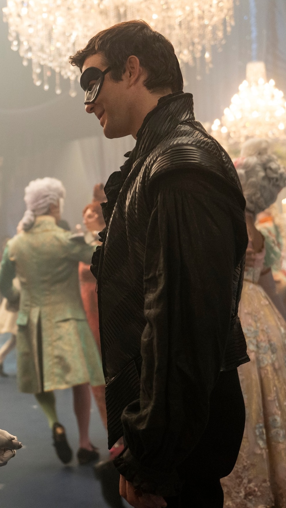 'Bridgerton' Season 4, Part 1 trailer puts the spotlight on Benedict -- with a Cinderella twist ...