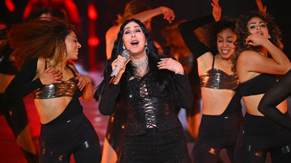 Cher delivers performance of her greatest hits at Victoria's Secret ...