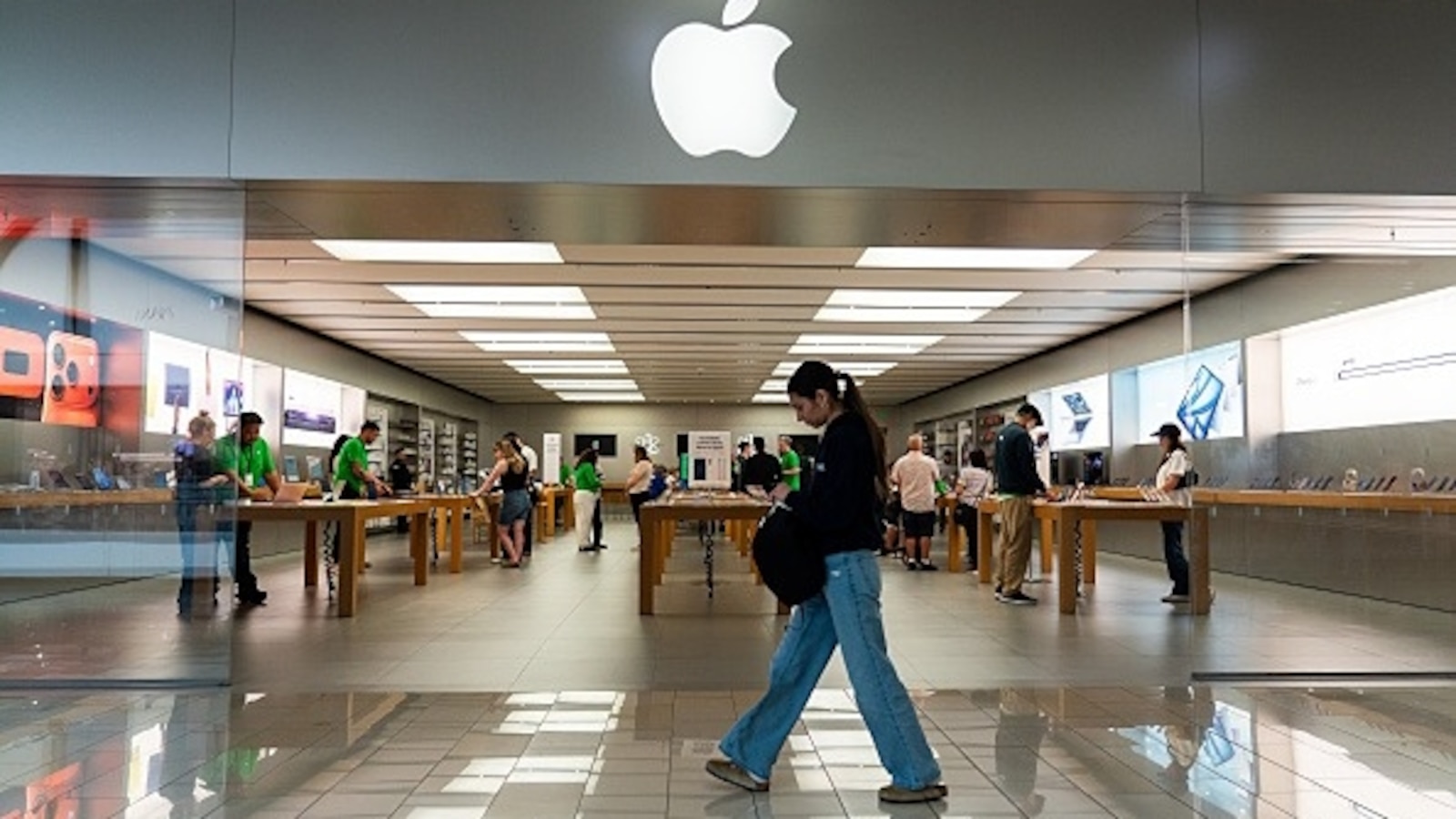 Tim Cook says prices of Apple devices will jump amid memory chip ...