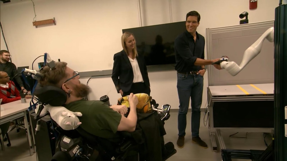 Video Groundbreaking prosthetics that can feel touch - ABC News