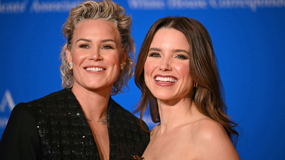 Sophia Bush and Ashlyn Harris make their red carpet debut as a couple ...
