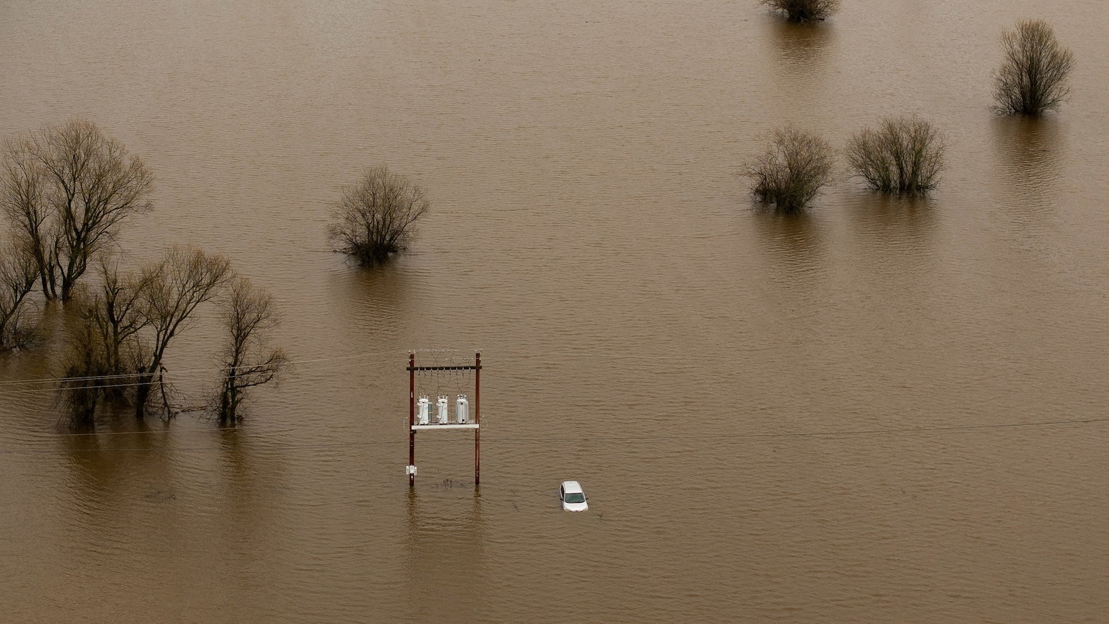Over 400,000 without power in Pacific Northwest amid damaging winds ...