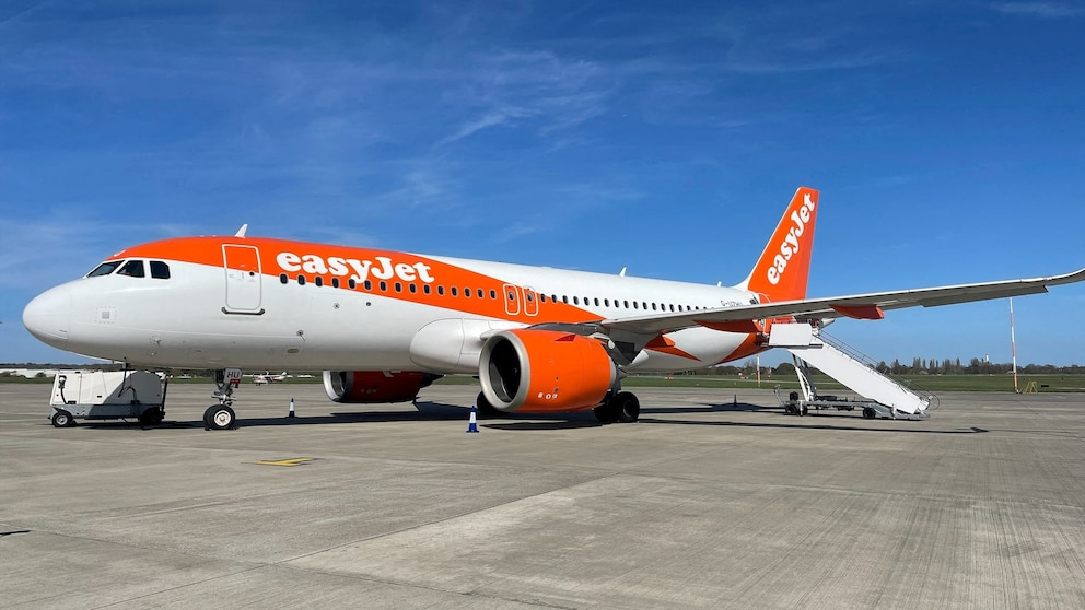 2 easyJet planes clip wings at Manchester Airport in UK - Good Morning ...