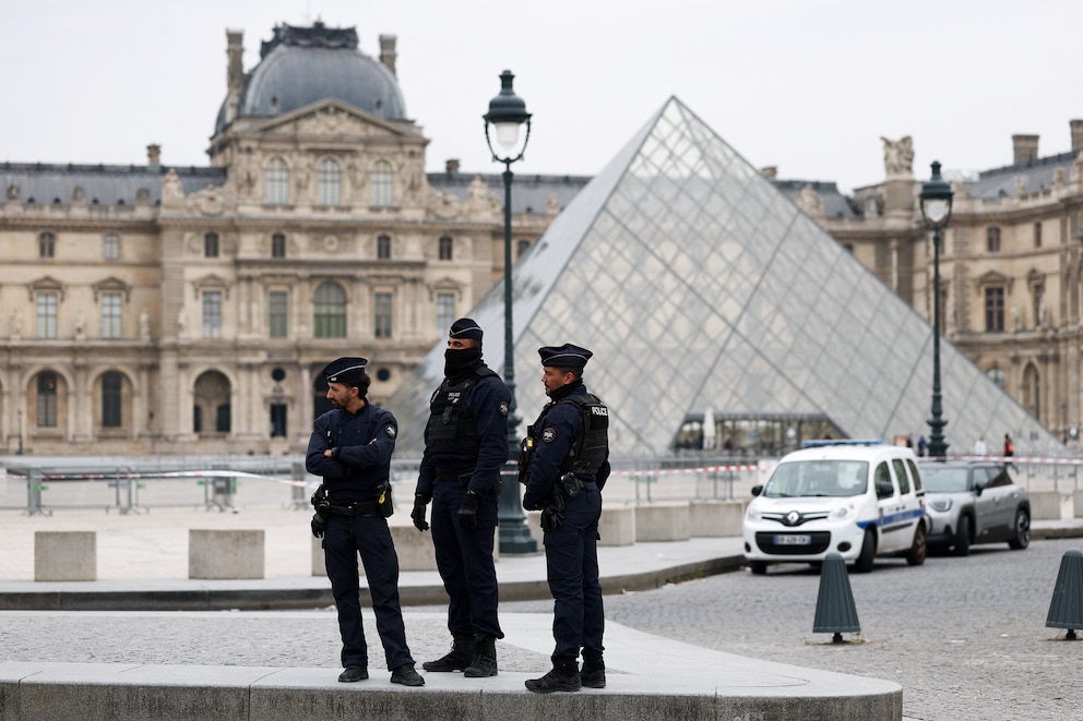 Louvre Museum heist: Jewels with 'inestimable' value stolen from ...