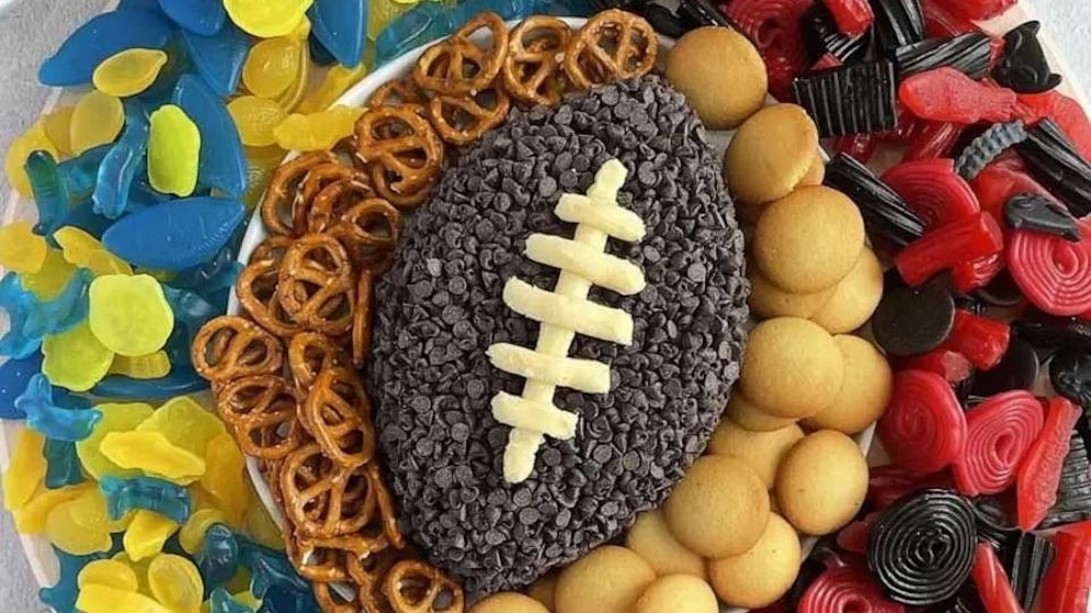 This football dessert board is perfect for Super Bowl Sunday - Good ...