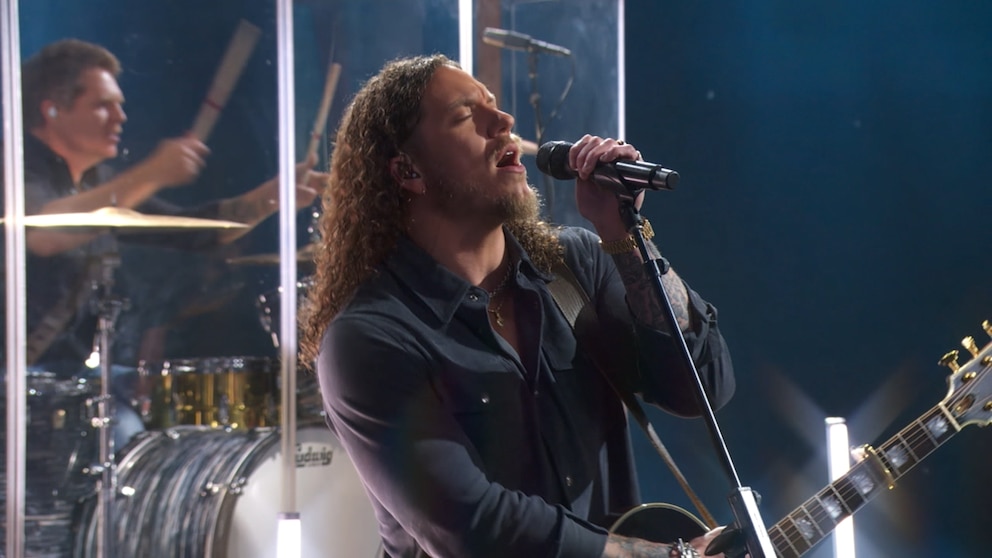 Video Brandon Lake performs 'Hard Fought Hallelujah' on 'GMA' - ABC News