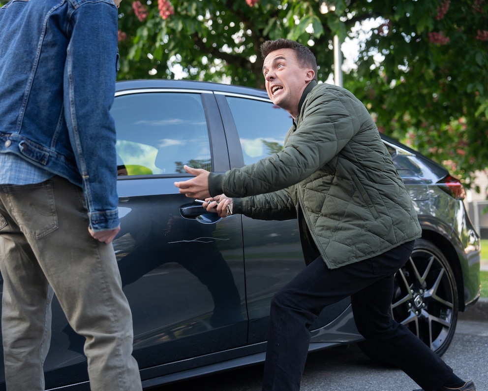 Frankie Muniz, Bryan Cranston and more return in 'Malcolm in the Middle ...