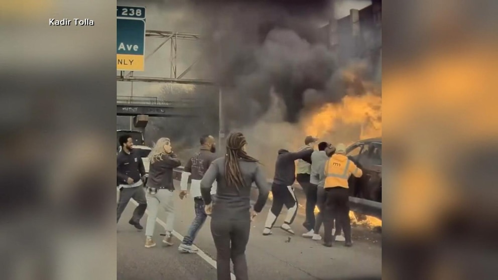 Video Good Samaritans rescue man trapped inside SUV in fiery crash - ABC News