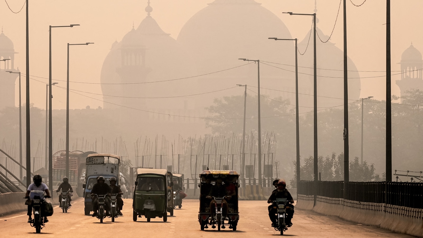 Record levels of air pollution blanket Punjab in Pakistan, causing ...