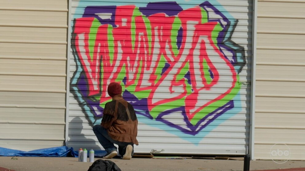 Video Bystanders respond to graffiti artist who marks public wall - ABC ...