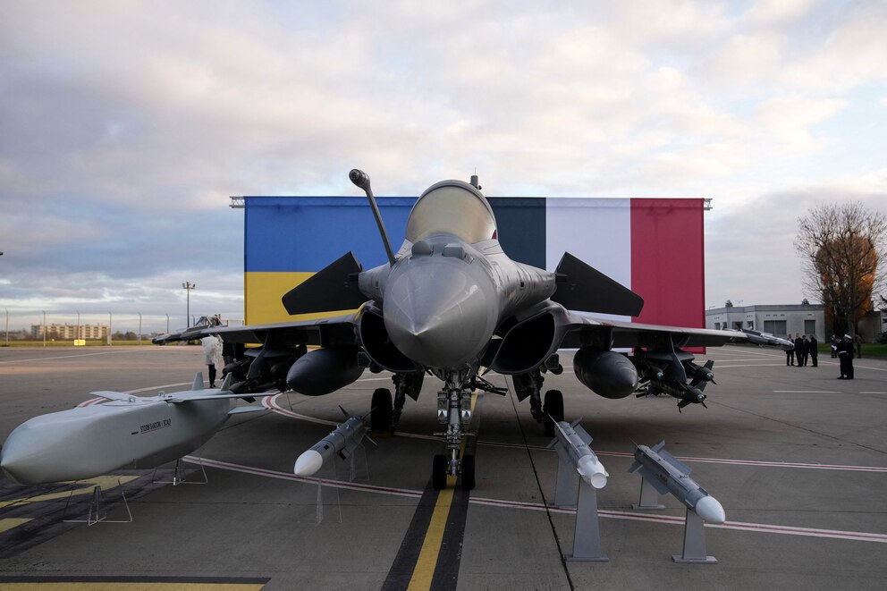 Ukraine and France ink deal for jets and missile defenses, Paris says - Good Morning America
