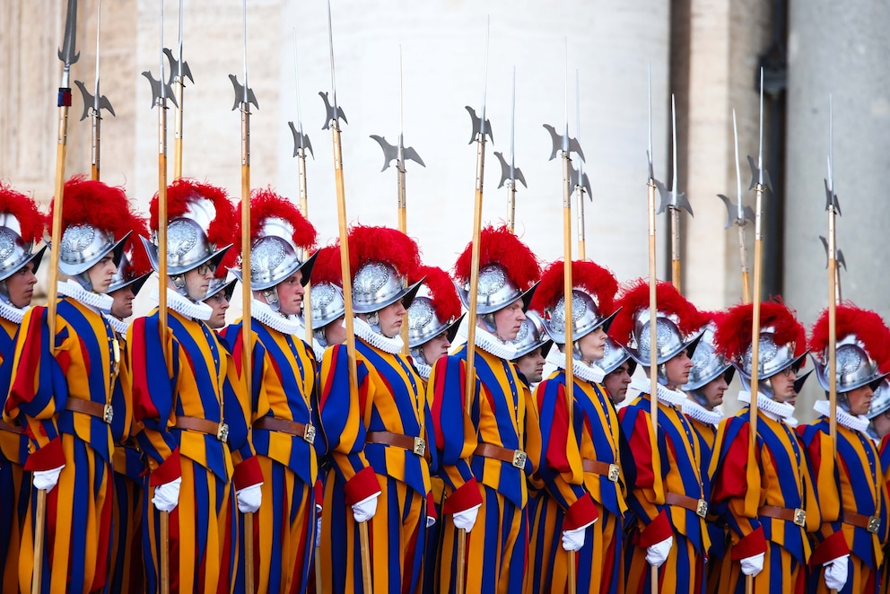 Vatican's Swiss Guard debuts new uniform - Good Morning America