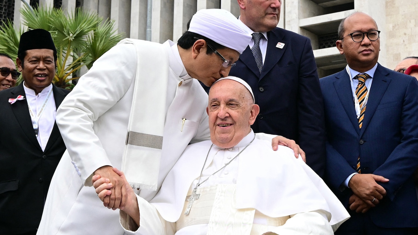 Pope Francis promotes religious harmony in Indonesia, condemning wars ...