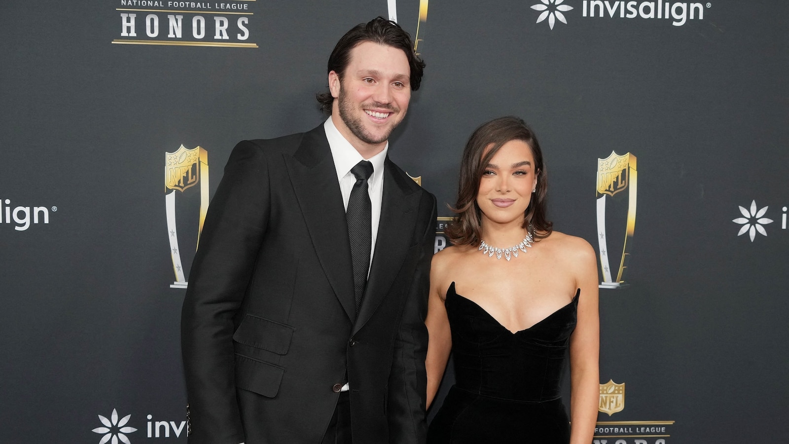 Josh Allen shares sweet message to Hailee Steinfeld while accepting NFL ...