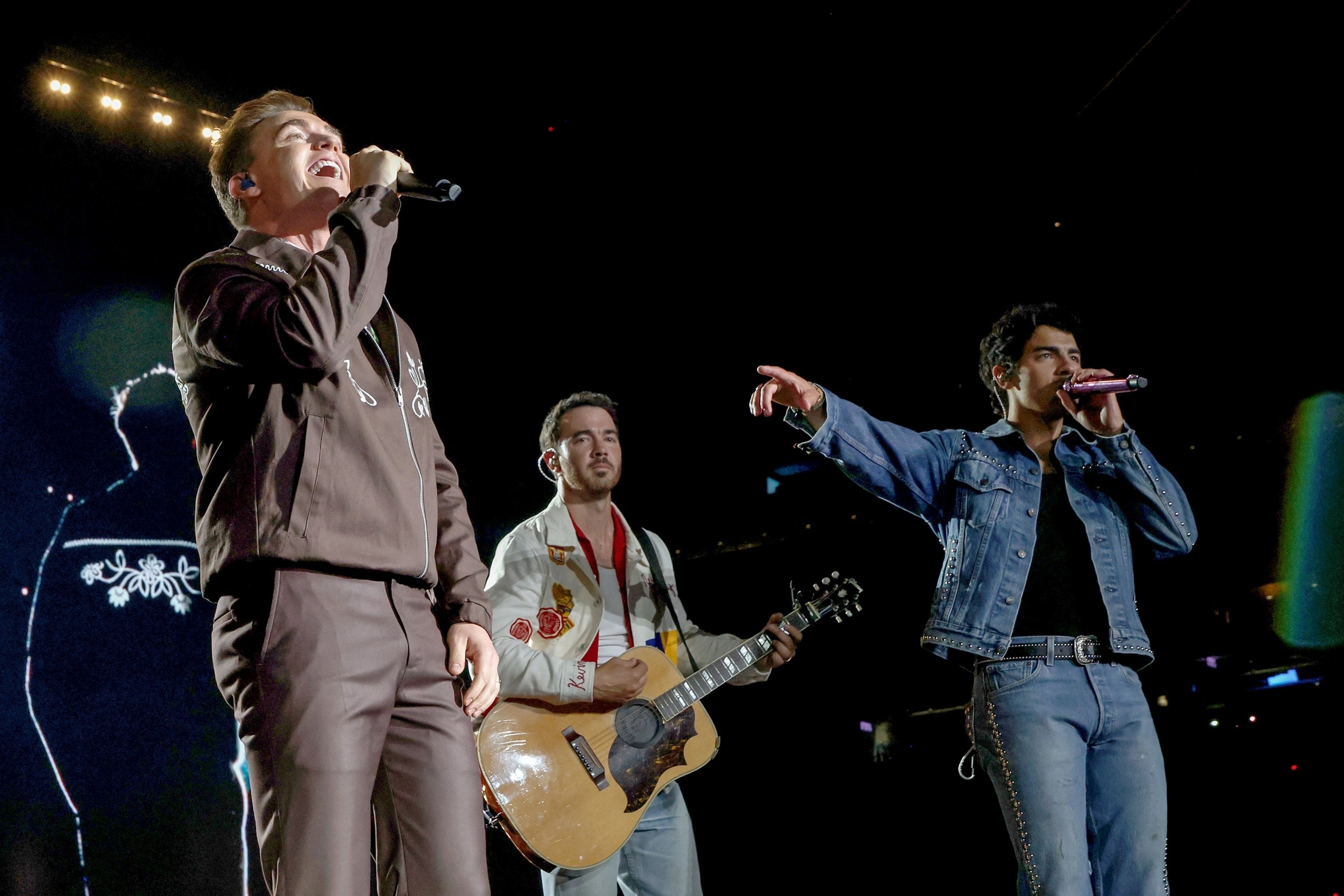 Jonas Brothers reunite with fellow 'Camp Rock' star Demi Lovato on tour - ABC News