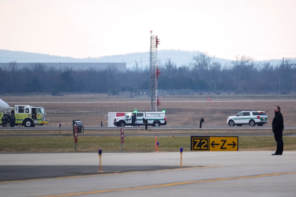 No injuries after engine fails on United flight, sparks brush fire near ...