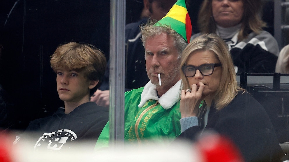 Will Ferrell dresses in full 'Elf' gear for NHL hockey game - Good ...
