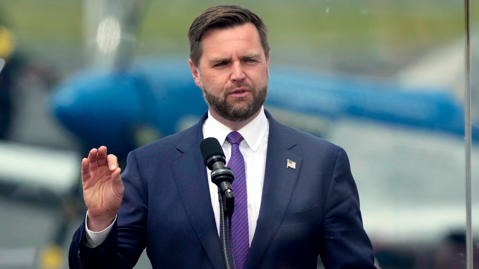 Vance campaigns behind bulletproof glass at Michigan outdoor remarks ...