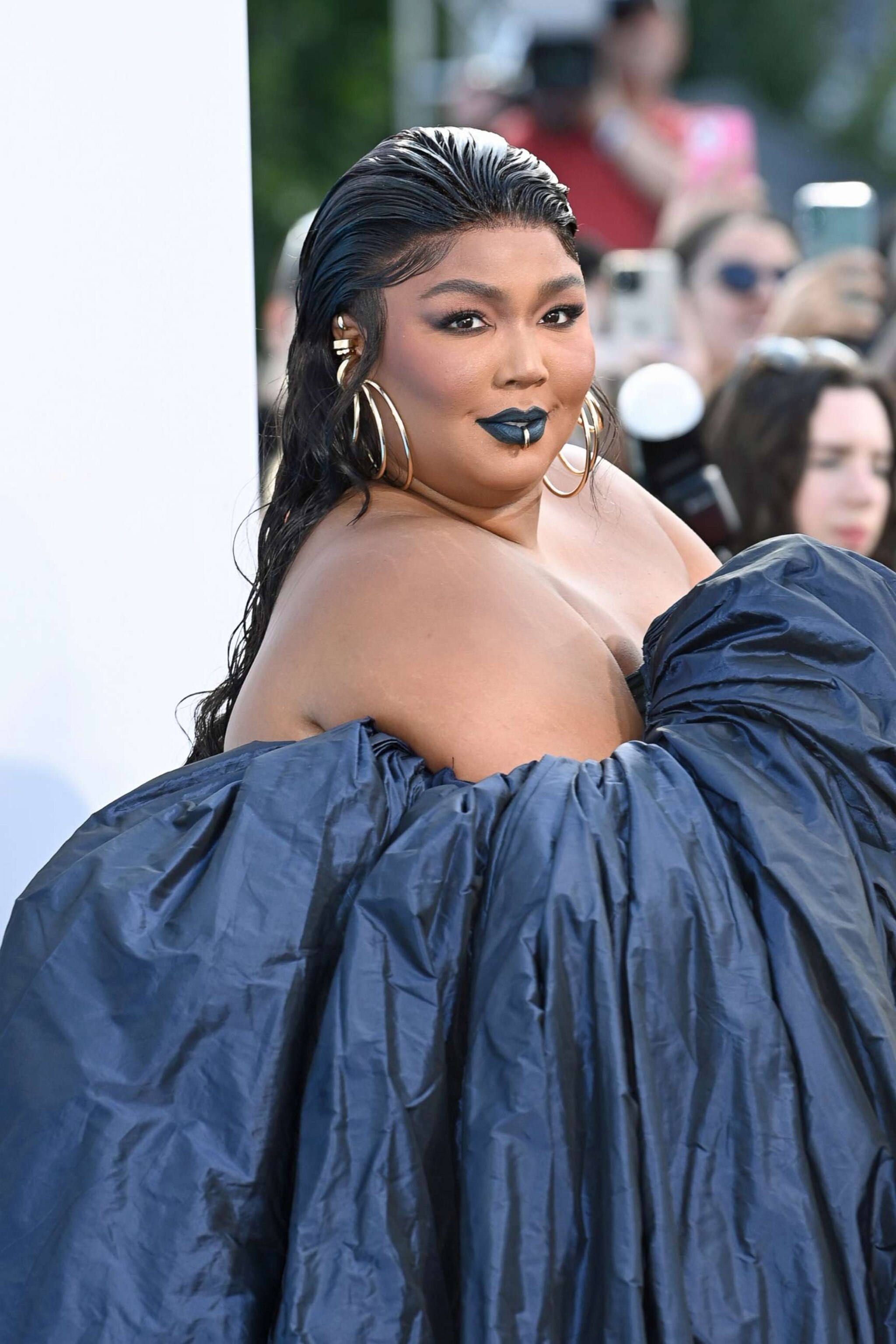 Here's how to recreate Lizzo's beauty look from the 2022 MTV VMAs ...