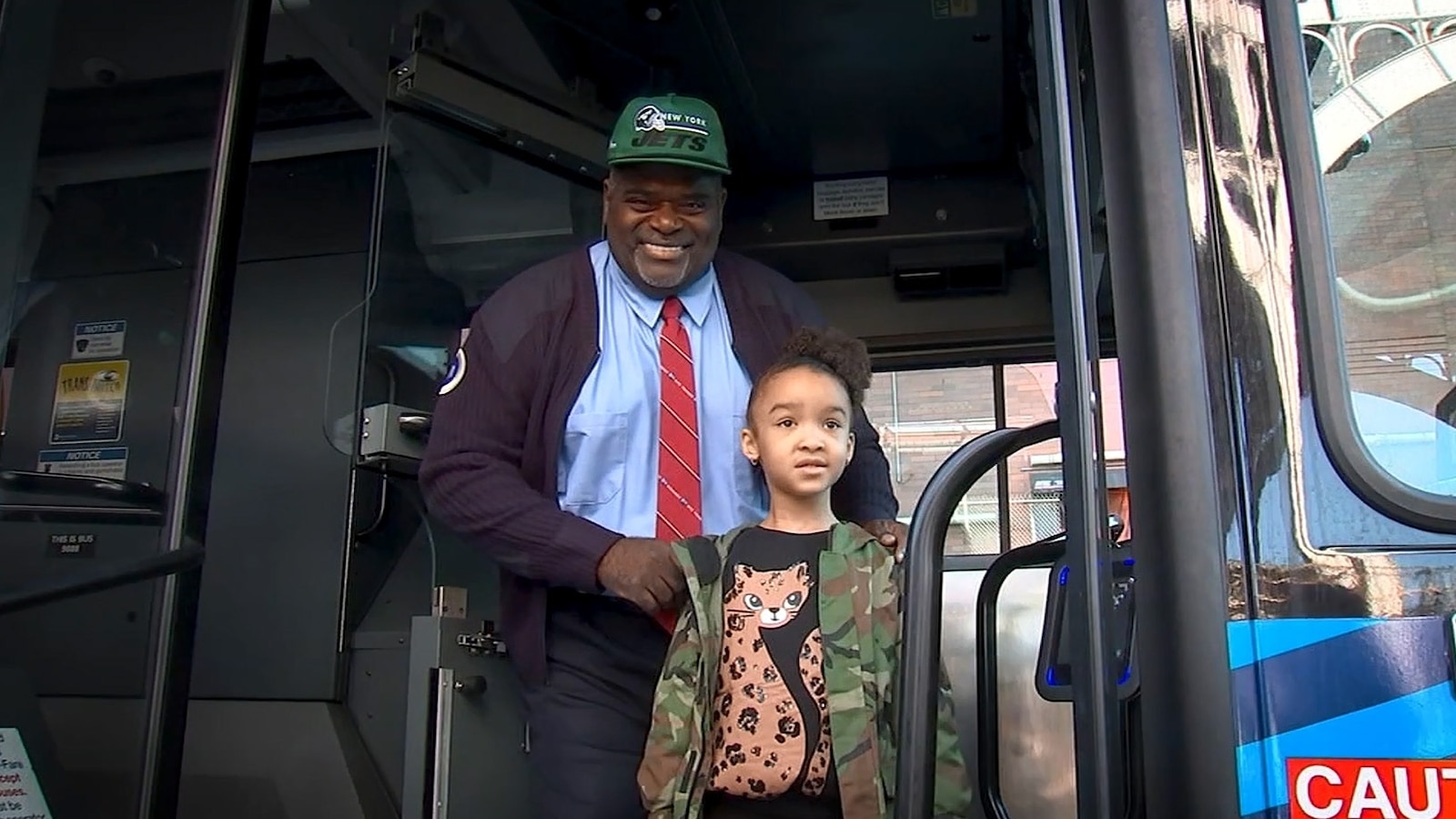 'Hero' bus driver reunites with 5-year-old girl he rescued - ABC News