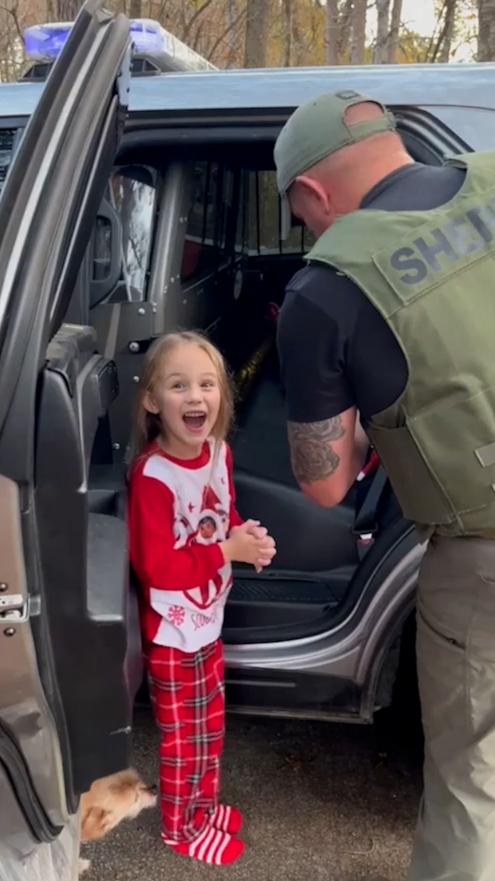 Video Young girl has sweet reaction when sheriff returns wandering Elf ...