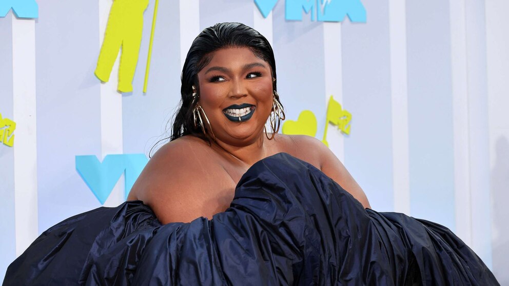 Here's how to recreate Lizzo's beauty look from the 2022 MTV VMAs ...