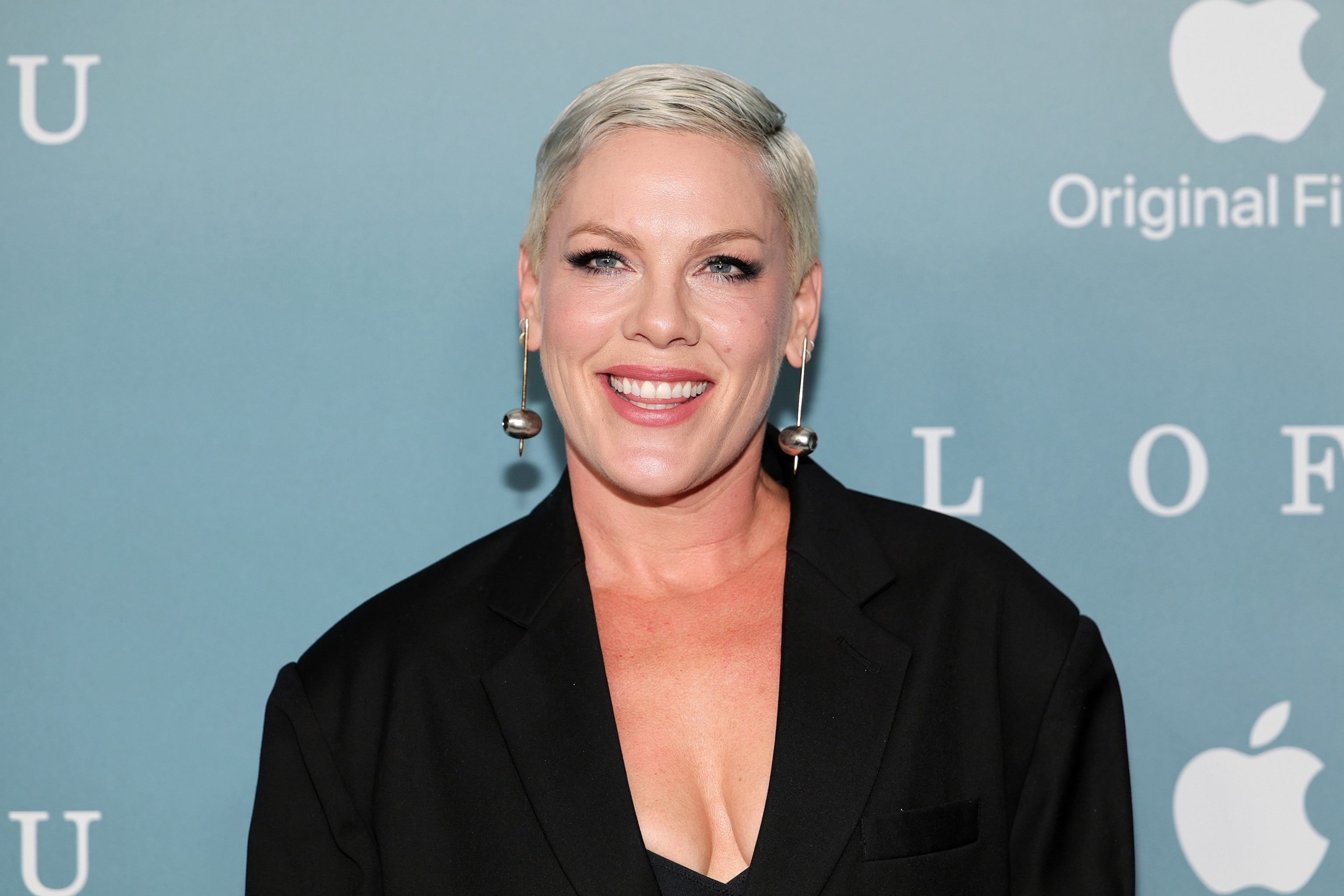 Pink shares New Year's message from hospital bed - ABC News