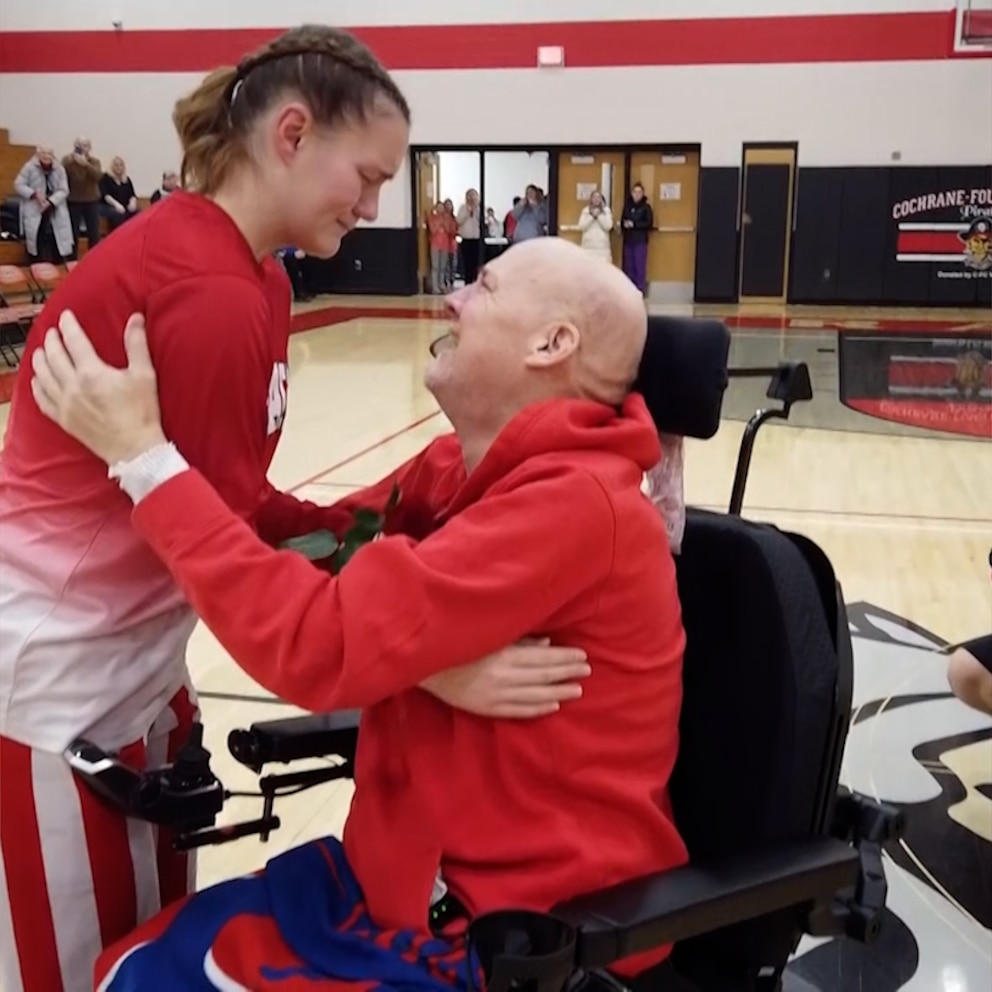 Video Father leaves hospital to surprise daughter at her high school ...