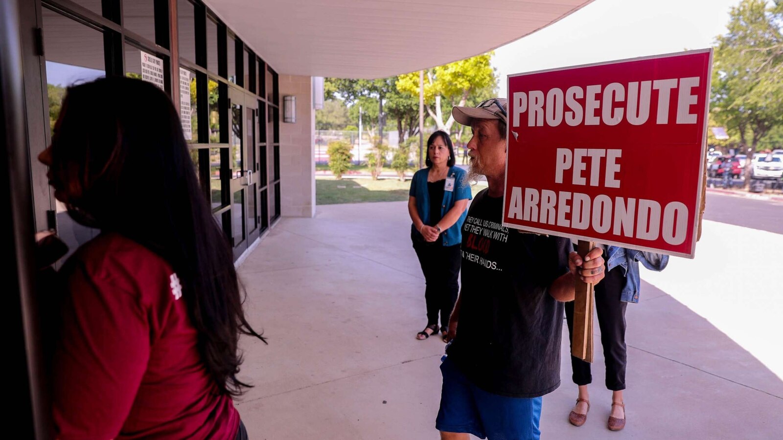 Uvalde parents enter 2nd week of protest outside school district office ...