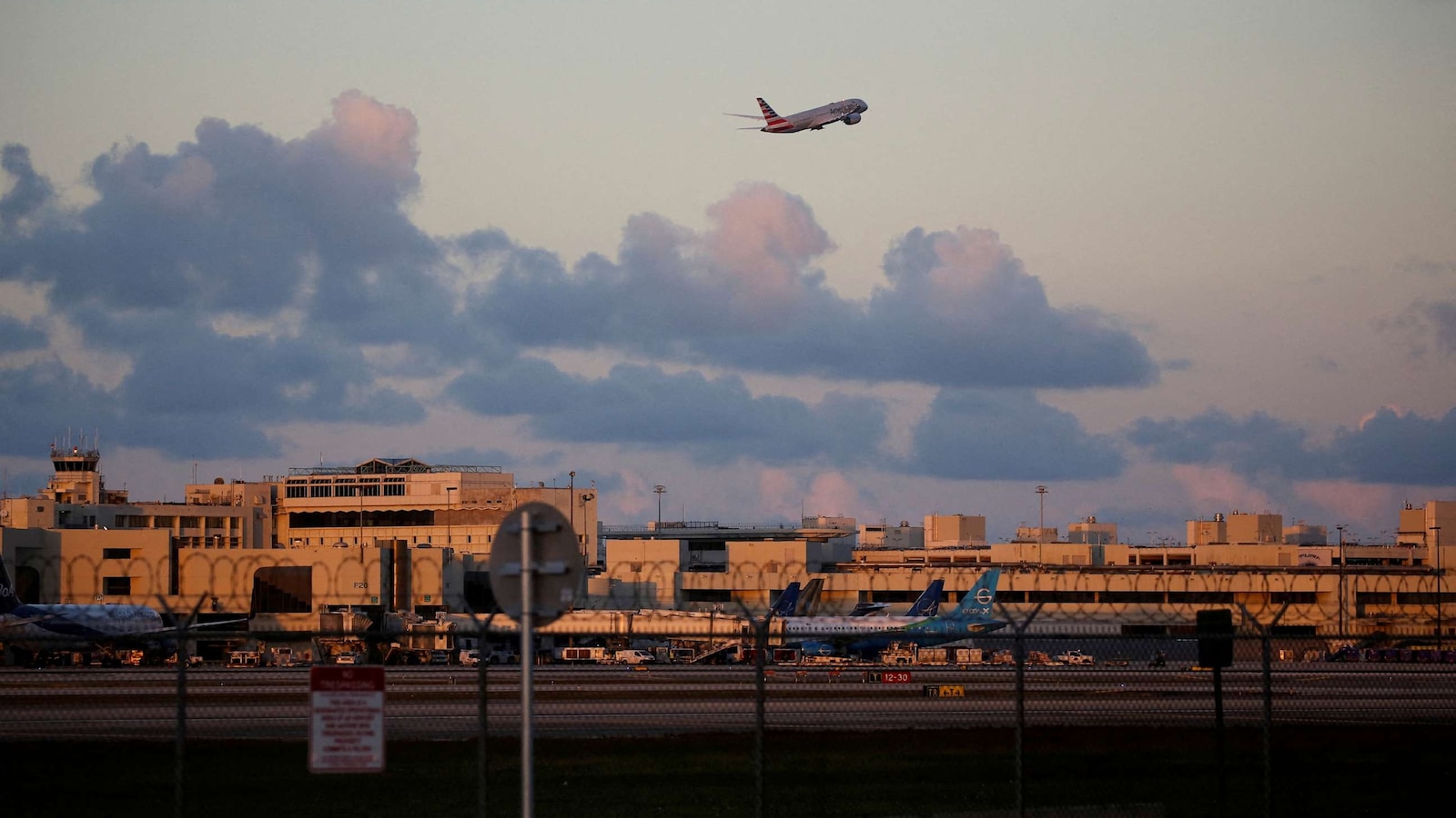 American Airlines plane returns to Ohio airport after possible bird ...