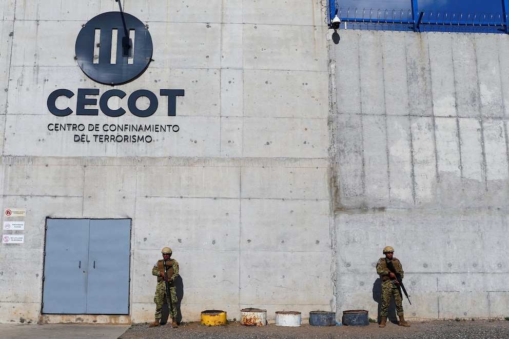 Venezuelan migrant whose deportation was blocked by SCOTUS speaks out ...