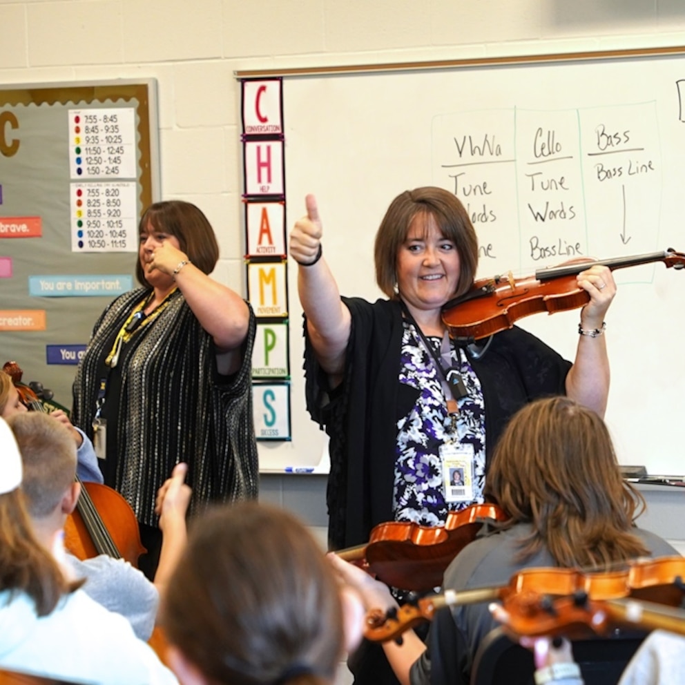 Video Identical twin sisters teach same class together - ABC News