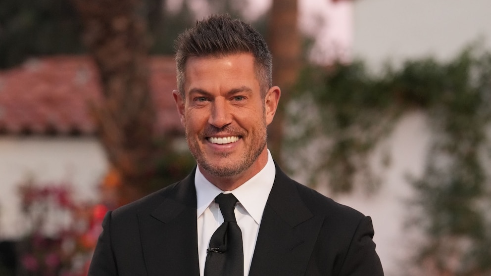 'Bachelor' host Jesse Palmer, wife welcome 1st child: See their family ...