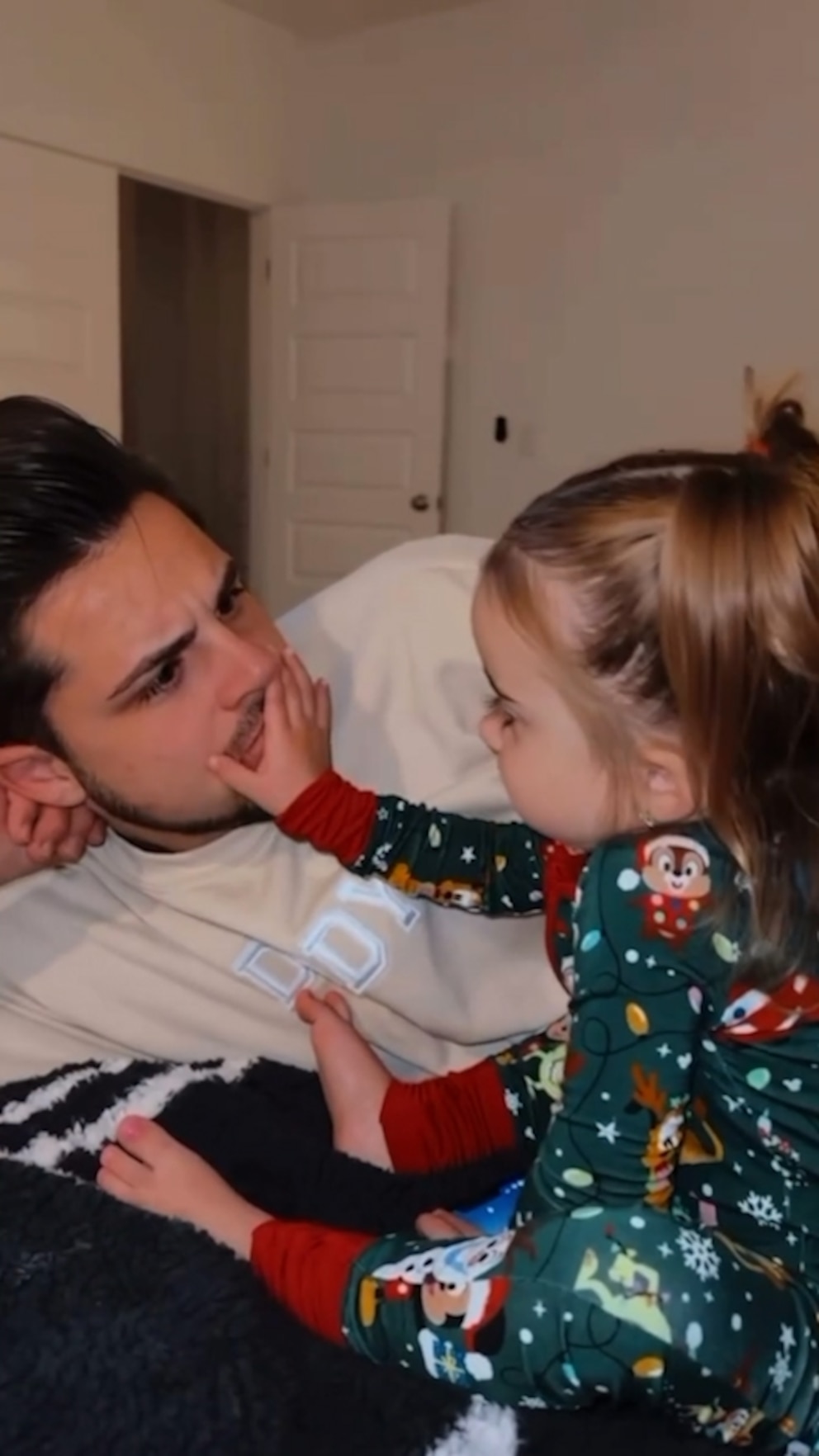 Video 2-year-old adorably shares her 'dating' life with dad - ABC News