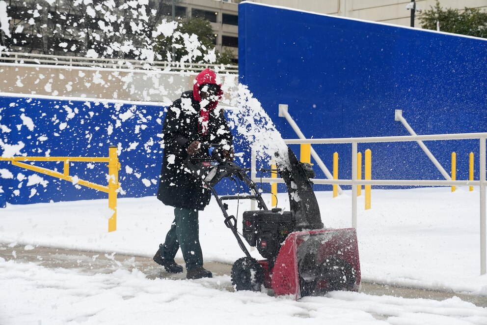 Southern cities brought to a halt as winter storm dumps historic levels ...