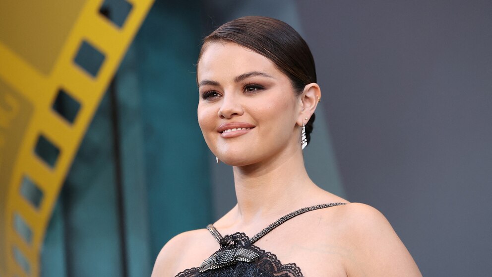 Selena Gomez makes good on ask to visit high school volleyball team ...