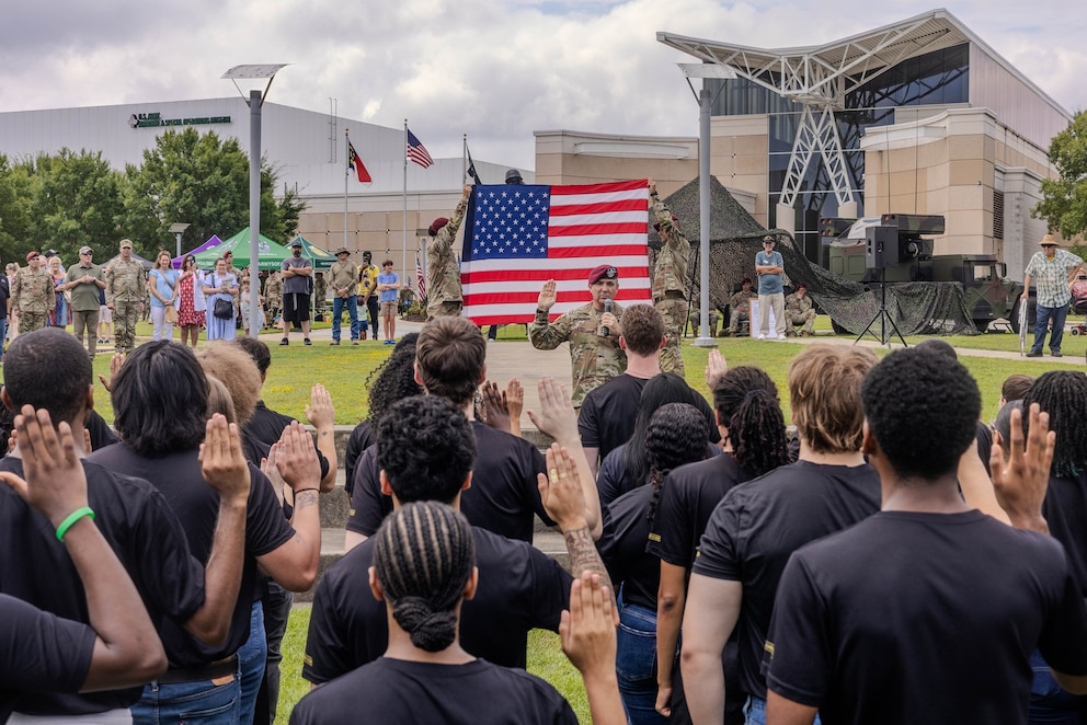 What the military oath of enlistment says about legal and illegal ...